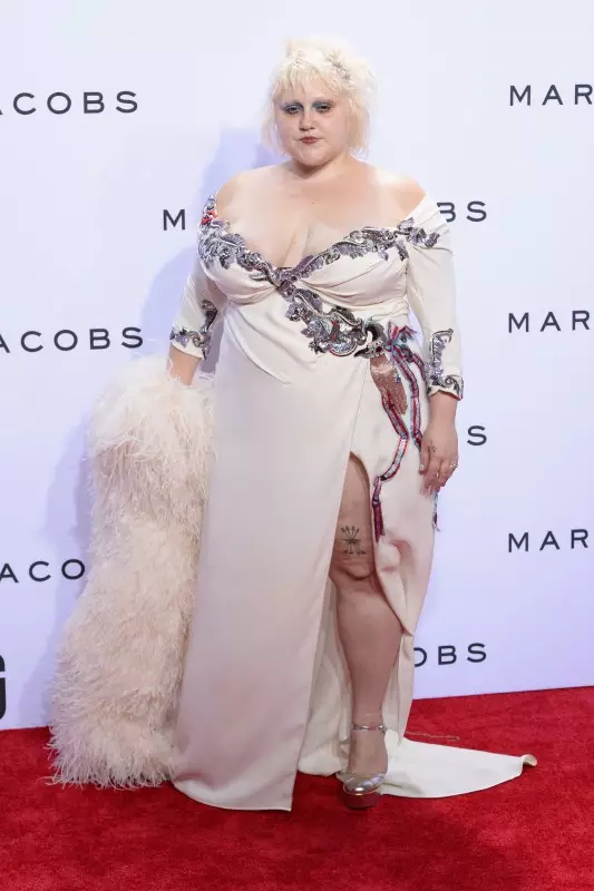 Naglalakad si Beth Ditto sa Marc Jacobs Runway 32691_2