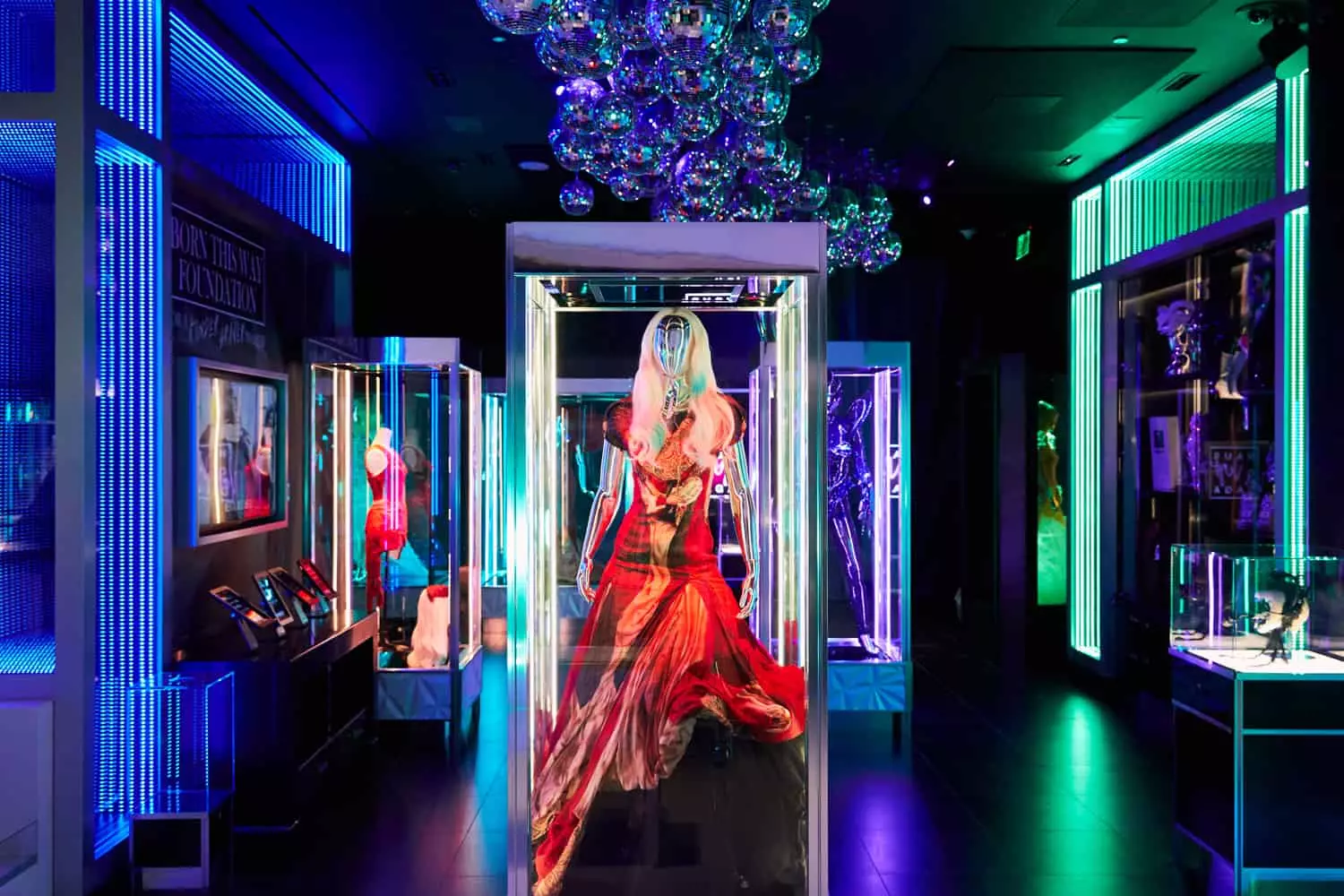 Леди Гага яңа Лас-Вегас экспонаты эчендә адым 32754_11