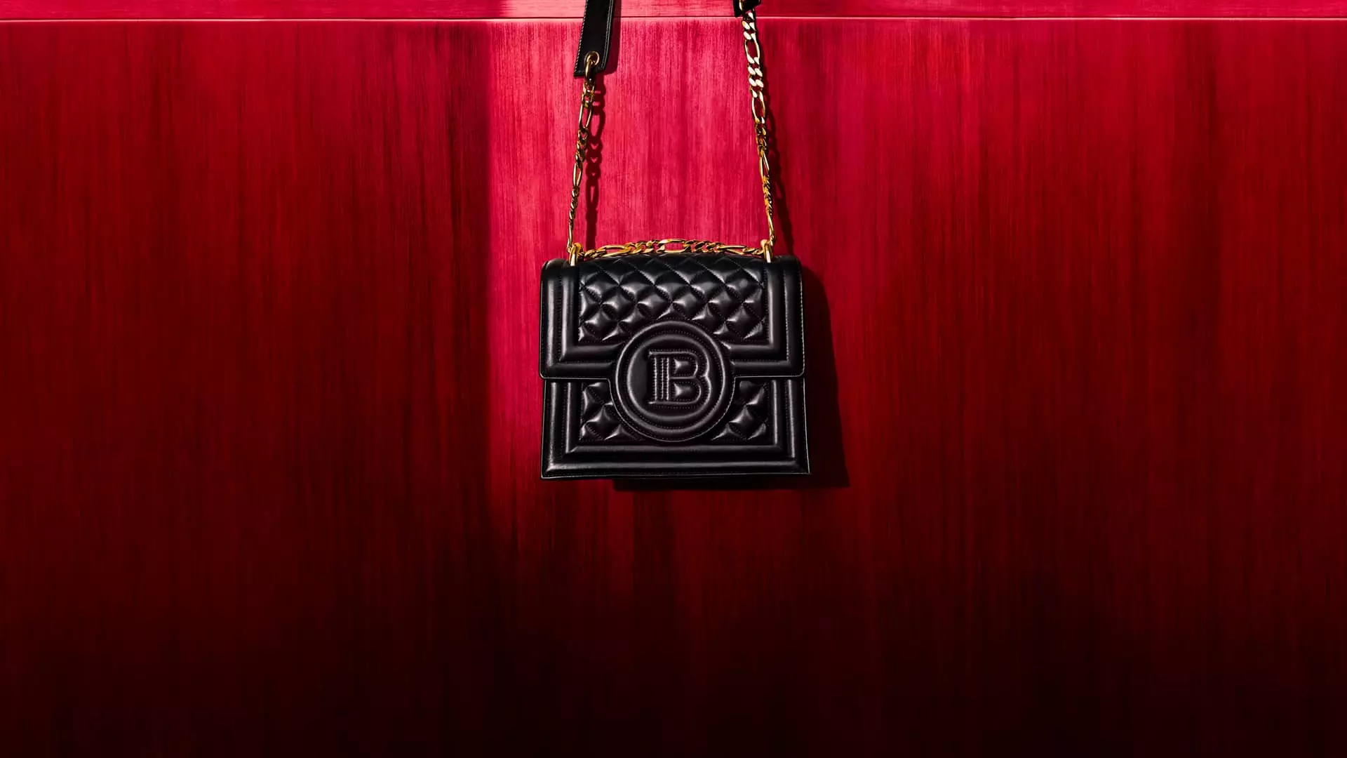 Cara Delevingne এর Badass Balmain Bag Collab দেখুন 32948_3