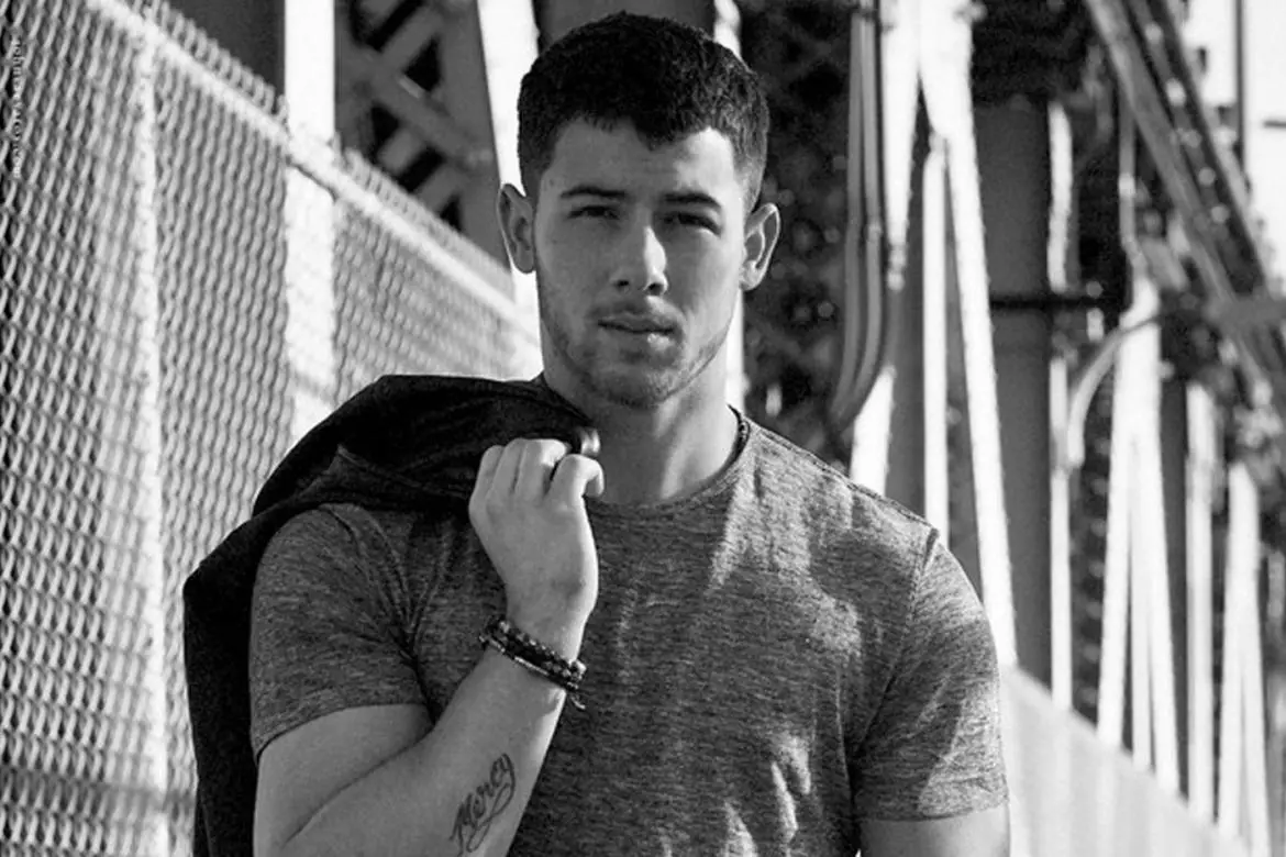 ດຽວນີ້ Nick Jonas ກຳ ລັງອອກແບບເຄື່ອງນຸ່ງຜູ້ຊາຍ