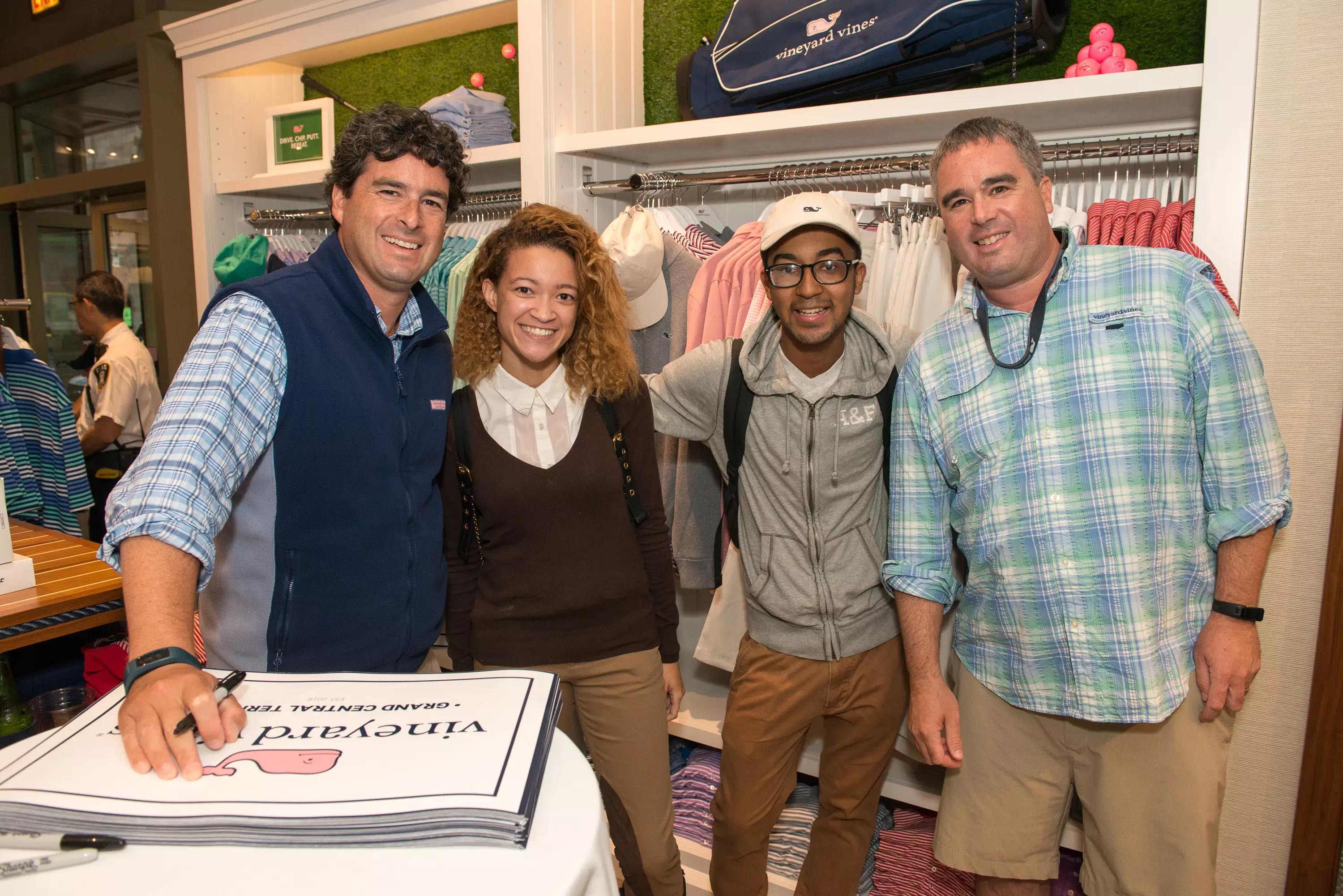 Vineyard Vines' Shep እና Ian Murray በችርቻሮ ሁኔታ፣ በመልካም ህይወት እና ባንዲራ በግራንድ ሴንትራል ተርሚናል ላይ