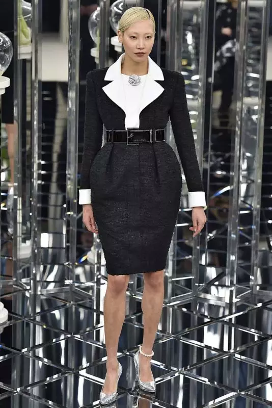 Chanel Haute Couture Spring 2017 میں عکاسی۔ 34013_44