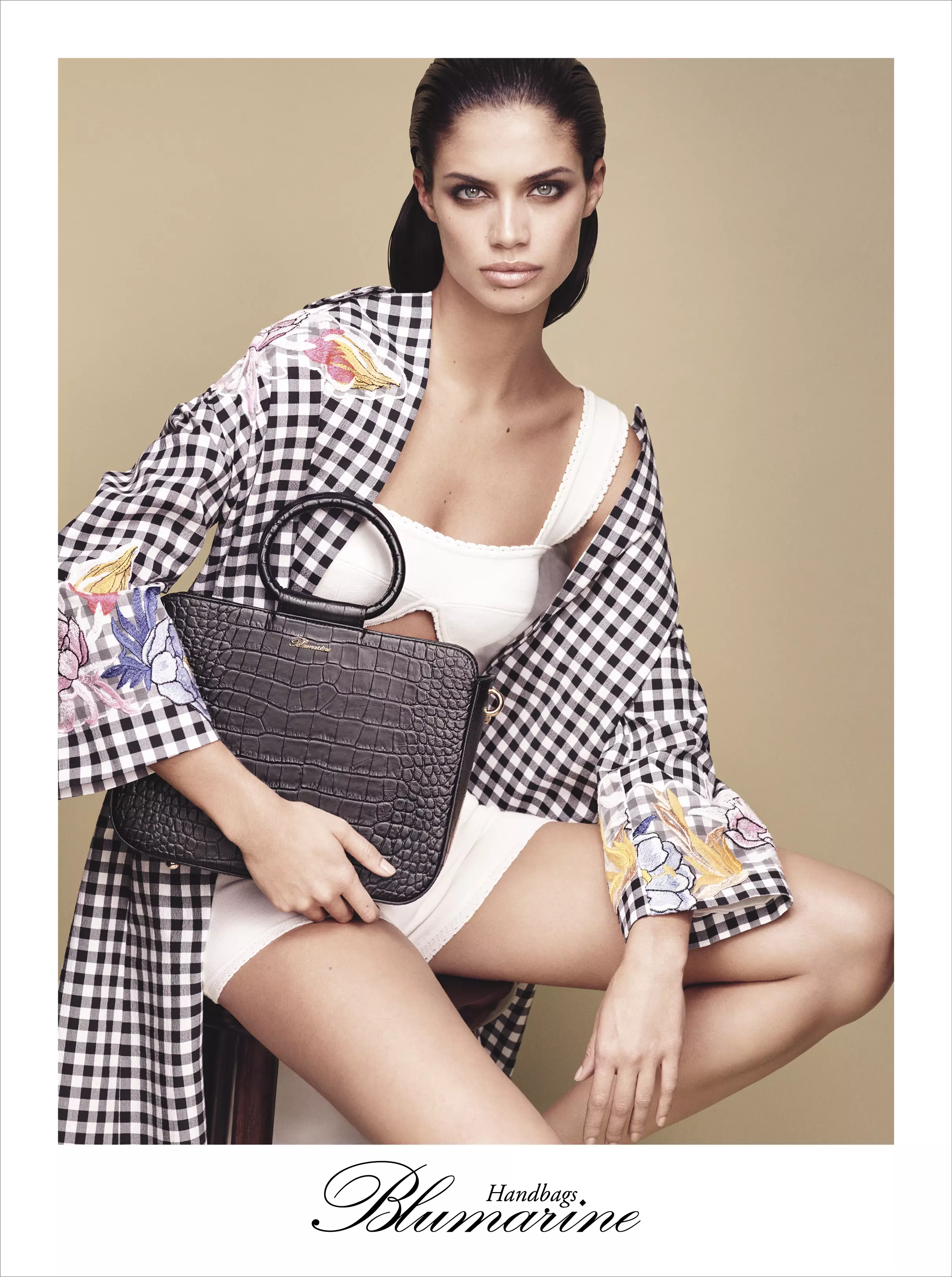 Blumarine Taps Sara Sampaio එහි වසන්ත 2017 ව්‍යාපාරය සඳහා