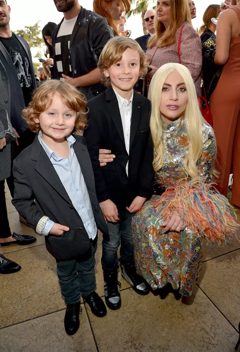 WEST HOLLYWOOD, CA - 20 Mart: ÖZEL KAPSAM (soldan sağa) Jameson Kroenig, model Hudson Kroenig ve şarkıcı/onur sahibi Lady Gaga The Daily Front Row'a katılıyor