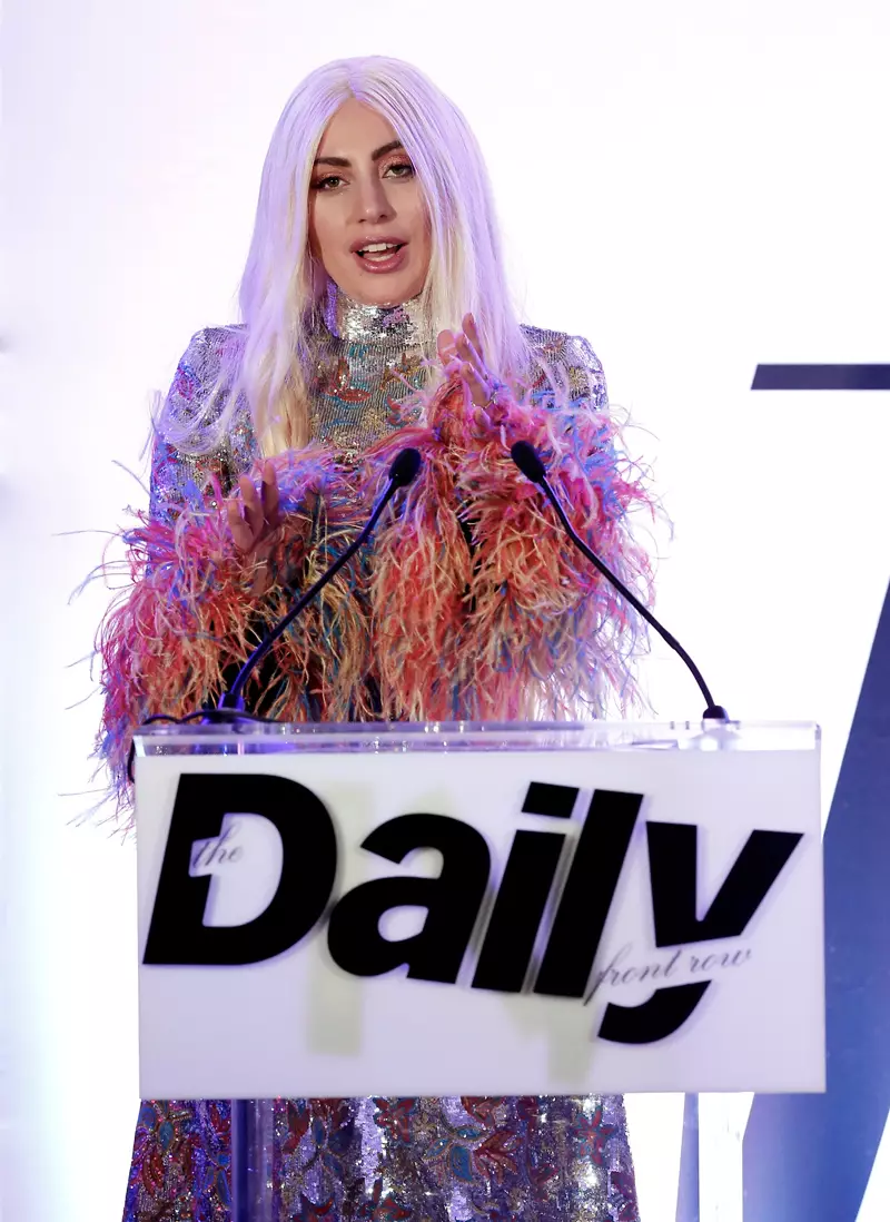 WEST HOLLYWOOD, CA - MAWRTH 20: GORCHYMYN GWAHARDDOL Mae'r Honoree Lady Gaga yn derbyn gwobr Golygydd y Flwyddyn ar y llwyfan yn ystod The Daily Front Row