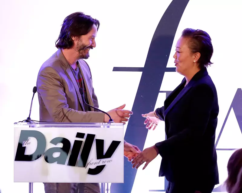 WEST HOLLYWOOD, CA - LA 20-A DE MARTO: Ekskluziva kovrado Aktoro Keanu Reeves (L) kaj Jeanne Yang parolas sur la scenejo dum The Daily Front Row