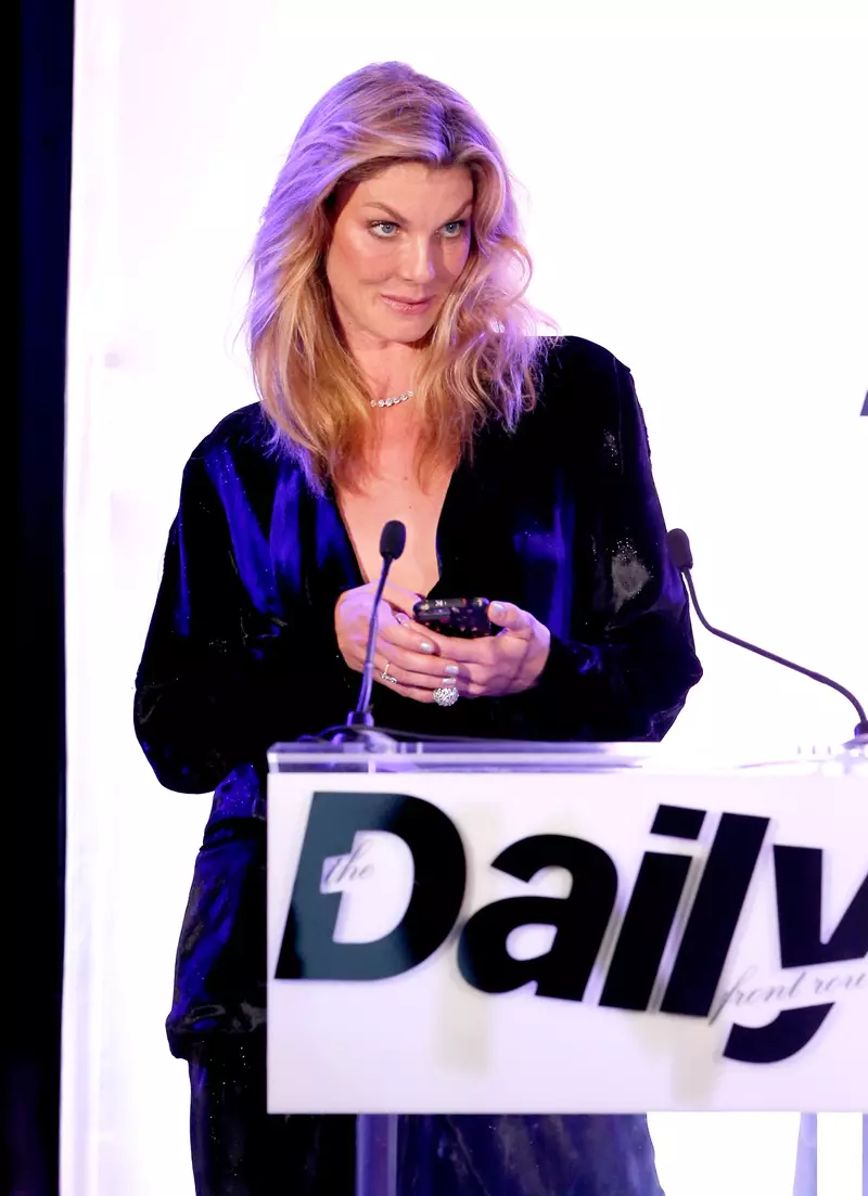 WEST HOLLYWOOD, CA - LA 20-A DE MARTO: Ekskluziva kovrado Modelo Angela Lindvall parolas sur la scenejo dum The Daily Front Row