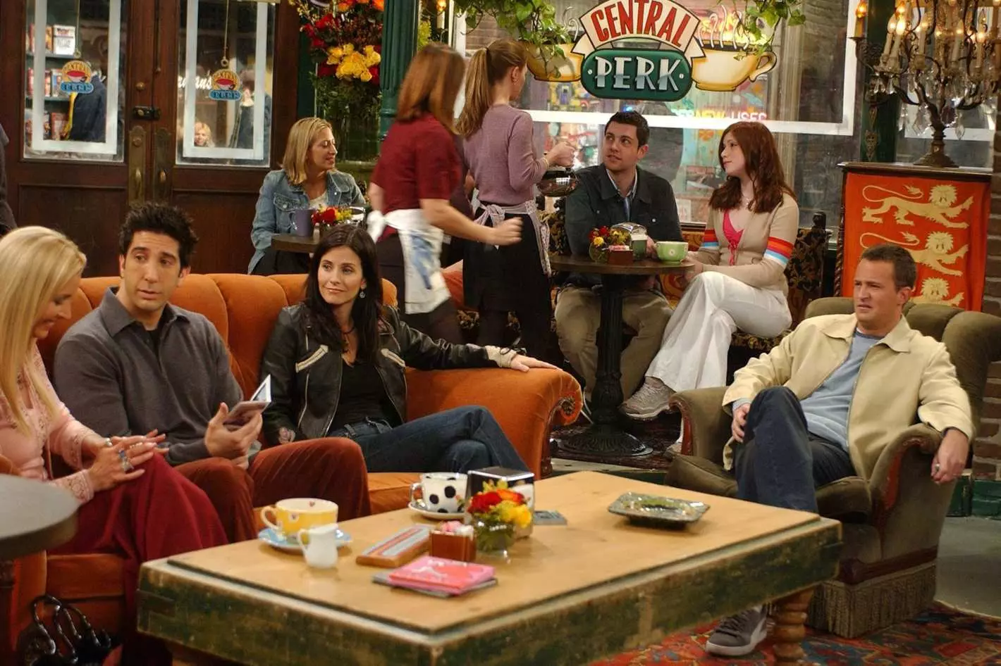 Bruno Frisoni deja a Roger Vivier, Warner Bros.planea IRL Central Perk Cafe 34189_2