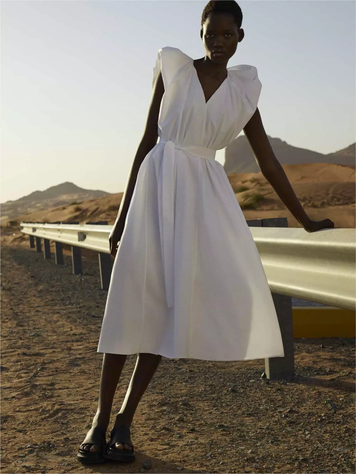 Adesuwa Aighewi en Edie Campbell Front The COS Spring '21 Campaign 3439_12
