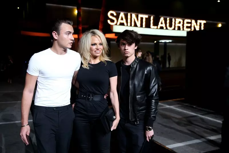 Hedi Slimane's met sterren bezaaide eerste rij in Saint Laurent 34497_36