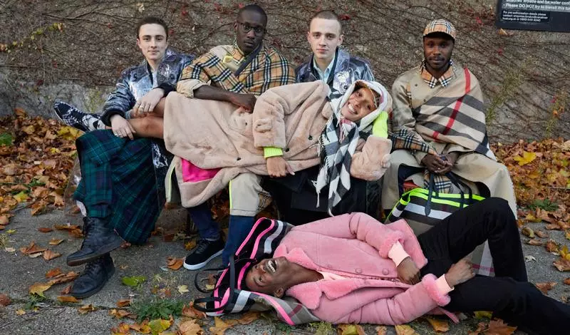 Nagtulungan sina Adwoa Aboah at Juergen Teller sa Portfolio ng Mga Larawan para sa Burberry 35062_1