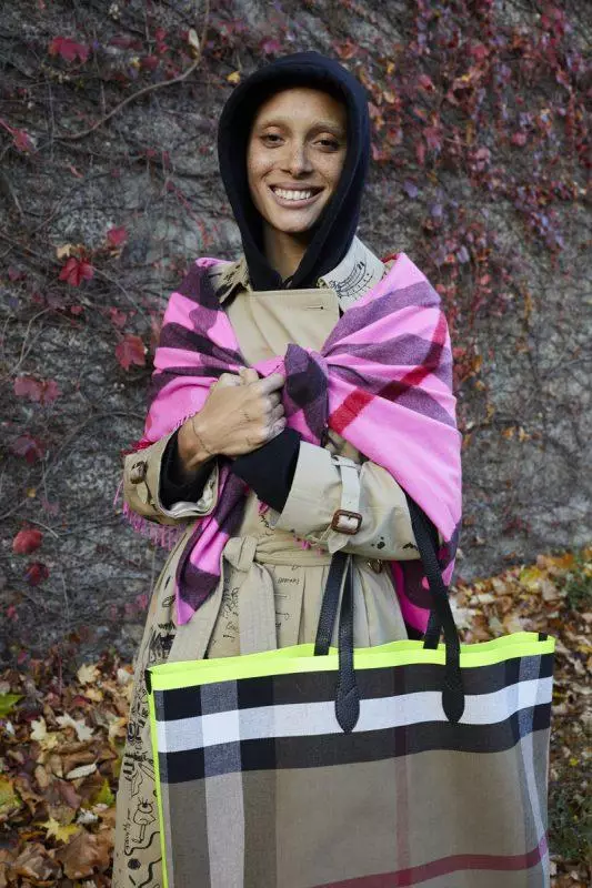 Adwoa Aboah lan Juergen Teller Kolaborasi ing Portofolio Gambar kanggo Burberry 35062_3