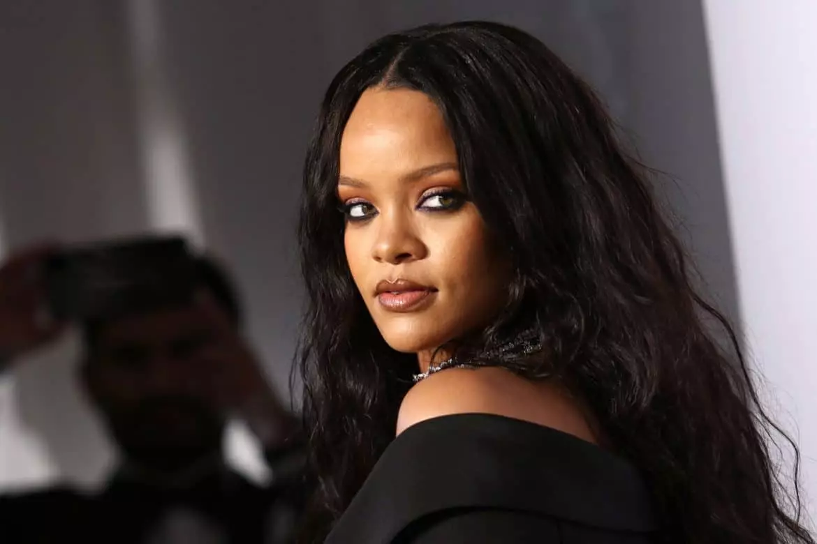 Rihanna kakasyna “Fenty” adyndan 75 million dollar töleýär