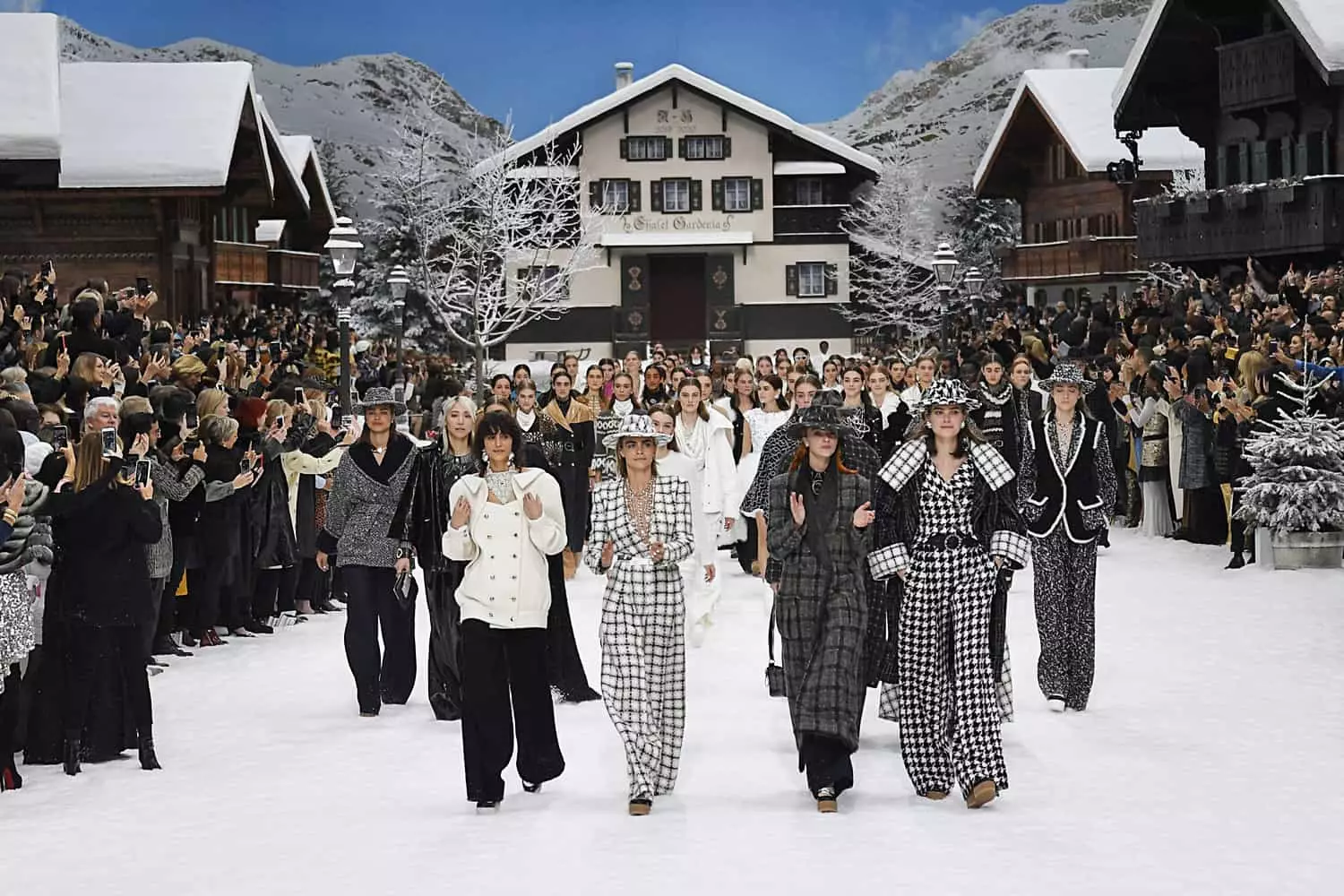 Chanel Honors Karl Lagerfeld, Supreme គឺជាម៉ាកយីហោដែលត្រូវបានគេស្វែងរកច្រើនបំផុតសម្រាប់ "ក្លែងក្លាយ"
