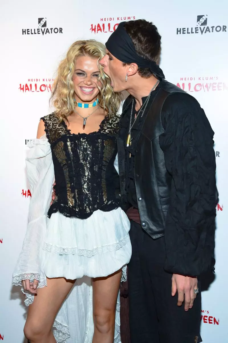 Hailey Clauson, Jullien Herrera == Heidi Klum's 16th Annual Halloween Party txhawb nqa los ntawm GSN's Hellevator thiab SVEDKA Vodka ntawm LAVO New York == LAVO New York, NYC== Lub Kaum Hli 31, 2015== © Patrick McMullan = = Duab / Sean ====