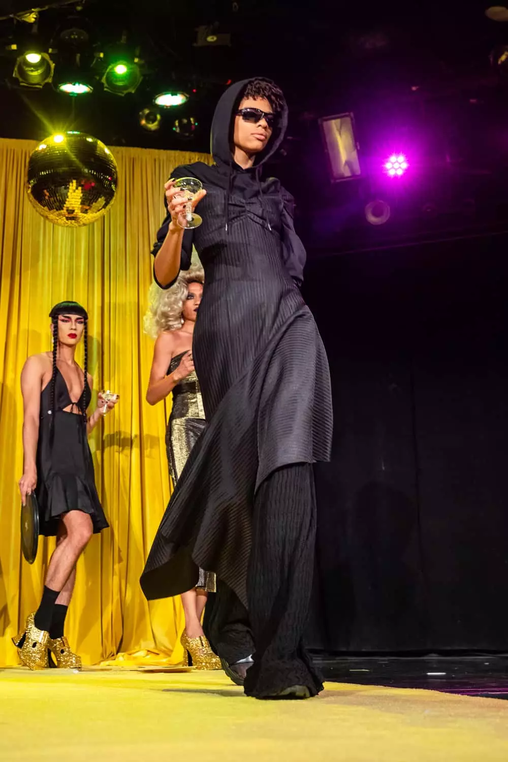 Крысціна Агілера разбурае дом на цырымоніі адкрыцця Drag-tastic Fashion Show 36066_13