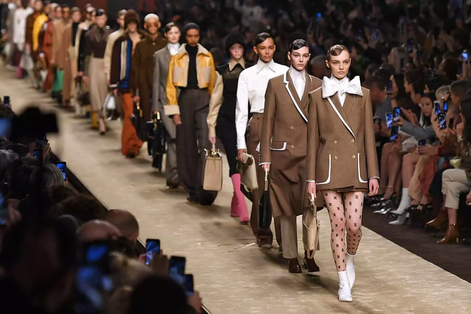 Fendi jatkaa Karl Lagerfeldin kunnianosoitustaan ​​Shanghain showlla