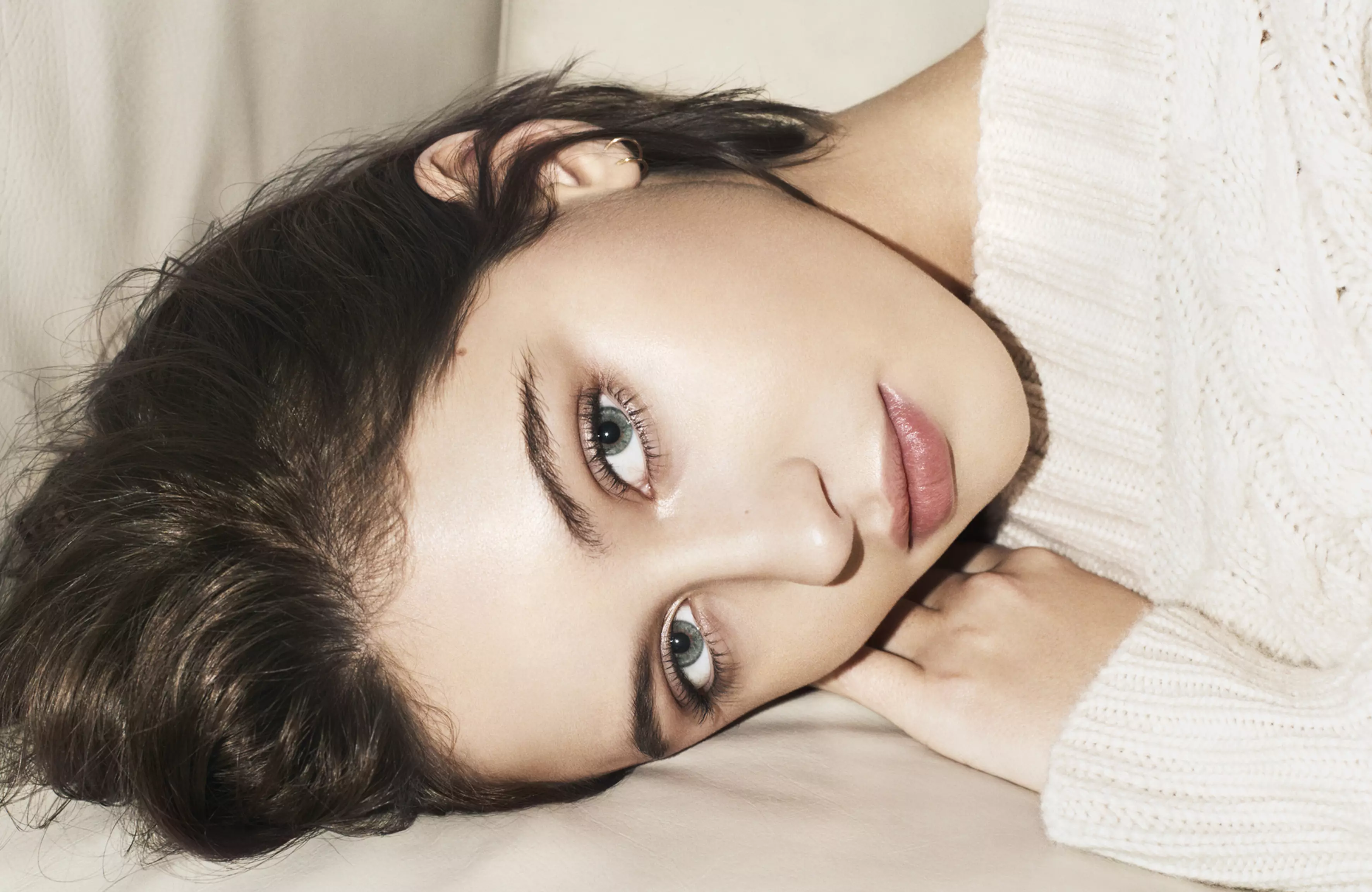 Iris Law Fronts новай кампаніі прыгажосці Burberry для The Essentials