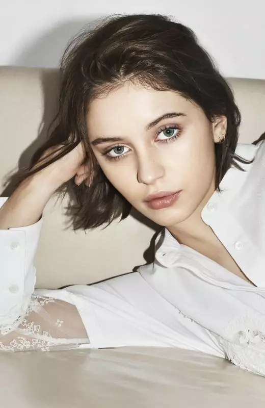 Iris Law Eniya Kampanyaya Bedewiya Nû ya Burberry ji bo The Essentials dike 36476_3