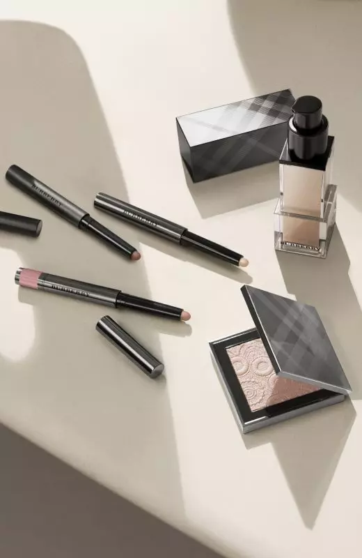 Iris Law Fronts Burberry's New Beauty Campagne for The Essentials 36476_4