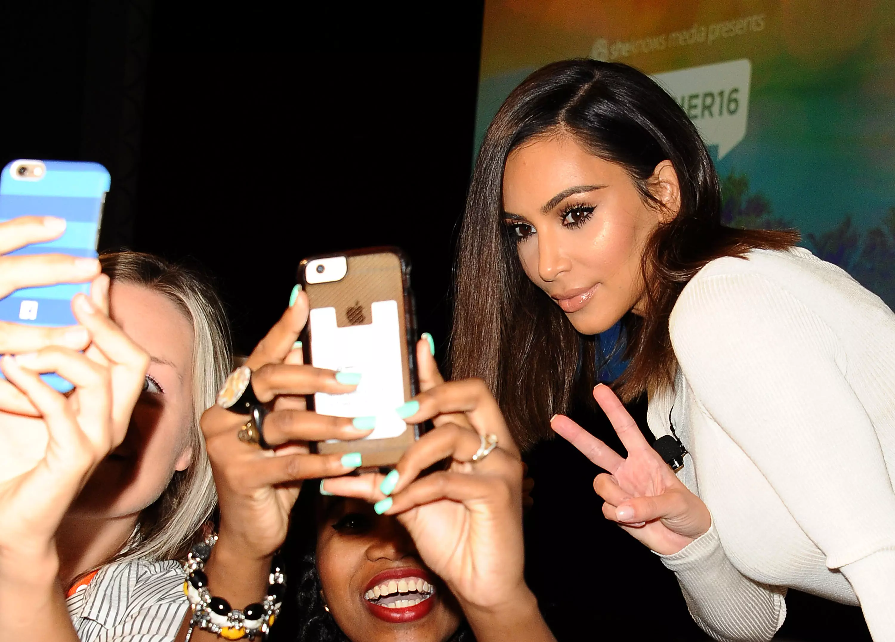 Kim Kardashian rov qab los rau Social Media, lus xaiv ntawm Louis Vuitton x Supreme