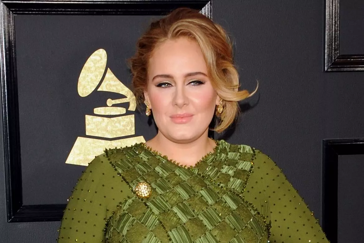 Adele bruts de earste regel fan oanklaaiïng foar it houlik fan in oar 36572_1