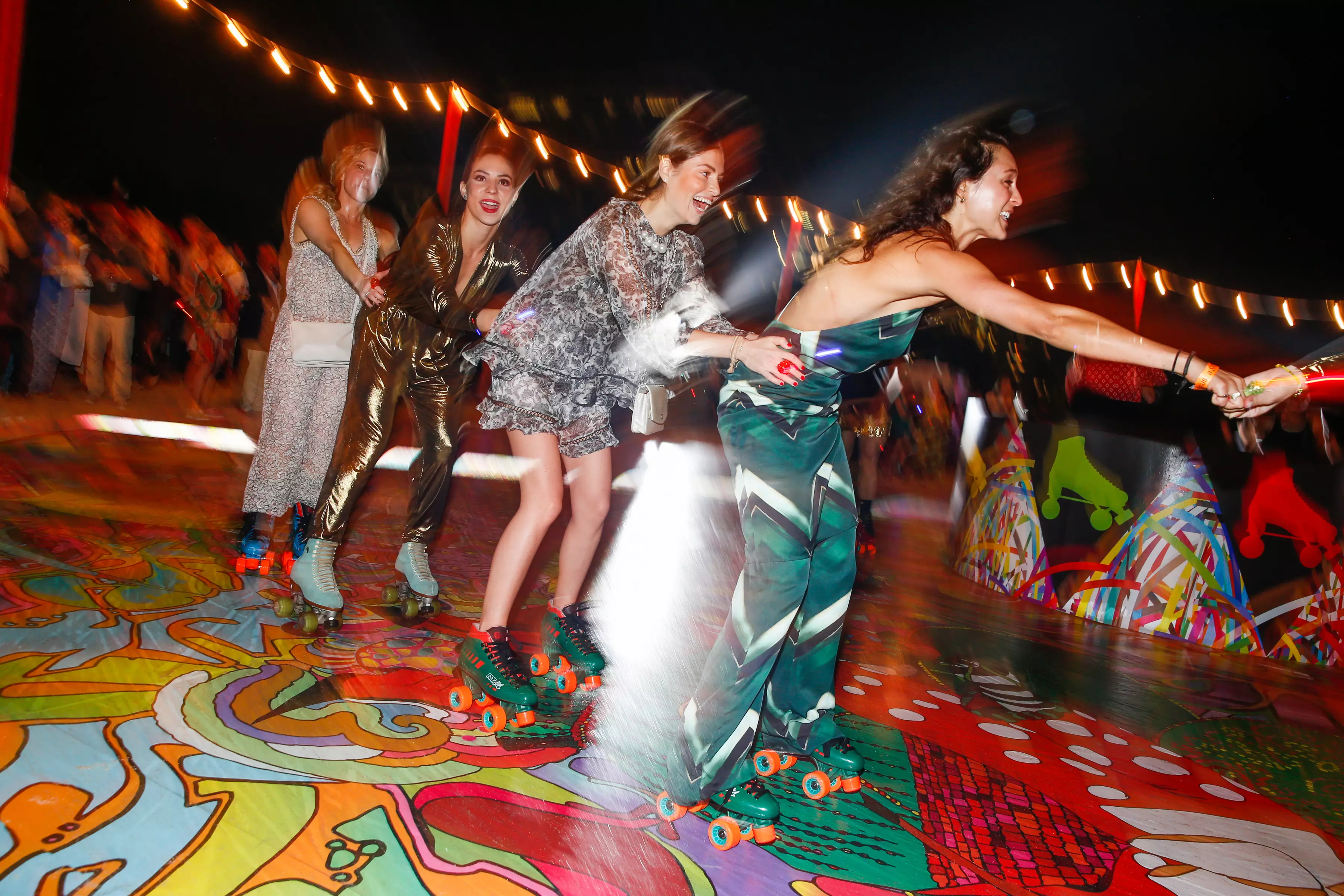 Art Basel-аас шууд! W сэтгүүл x Faena Art's Roller Disco Beach Party