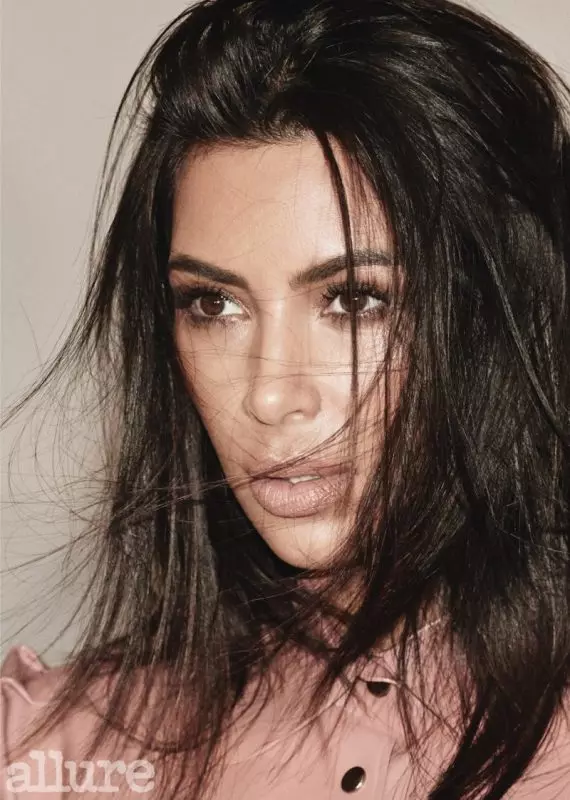 Kim Kardashian West O Koahela Molemo ka ho Fetisisa oa Botle ba Allure 36732_4