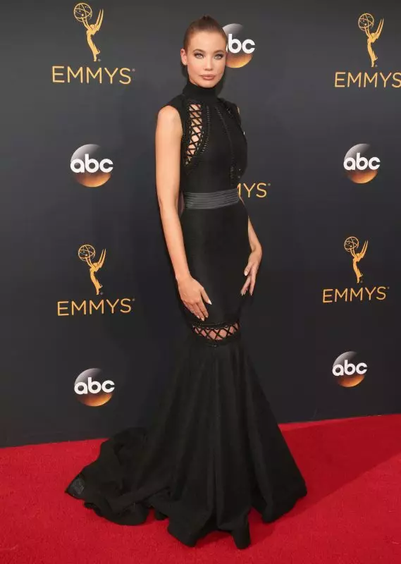Merle Ginsberg weaget yn op 'e Emmys' Red Carpet Fashion 3679_12