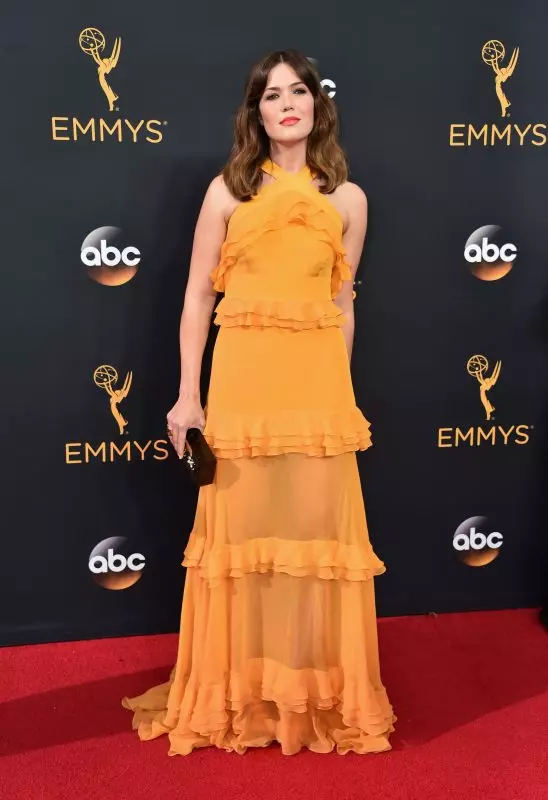 Merle Ginsberg weaget yn op 'e Emmys' Red Carpet Fashion 3679_24