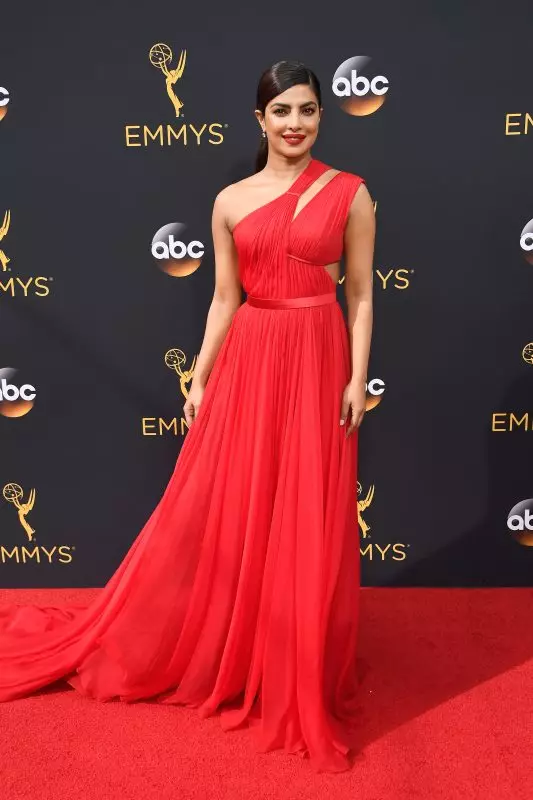 Merle Ginsberg weaget yn op 'e Emmys' Red Carpet Fashion 3679_4