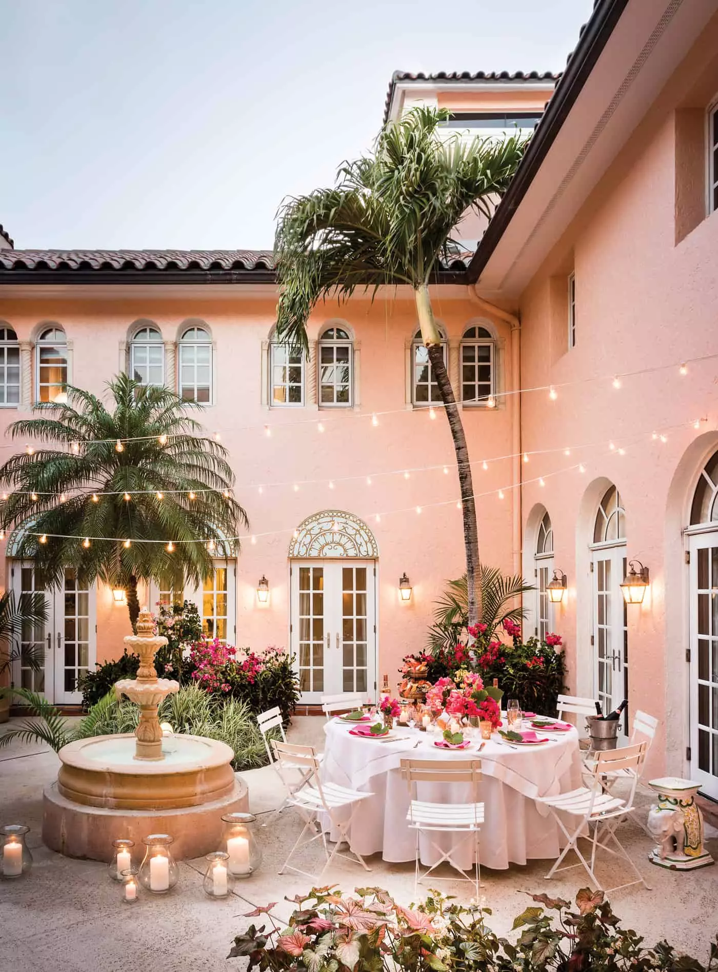 Cặp đôi đằng sau thuộc địa, Khách sạn màu hồng đẹp nhất của Palm Beach, Tiết lộ kế hoạch mở cửa trở lại 3709_3