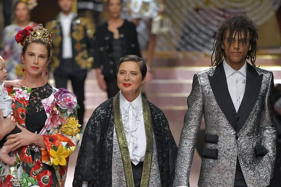 Isabella Rossellini dia nanao ny Dolce & Gabbana Runway ho raharaham-pianakaviana