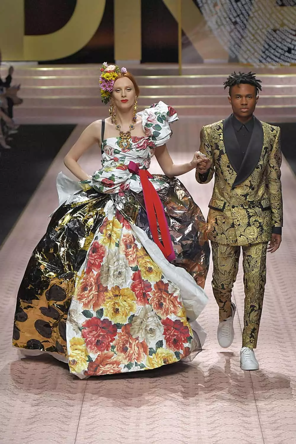 Изабелла Росселлини Dolce & Gabbana Runway-ді отбасылық оқиғаға айналдырды 37134_4