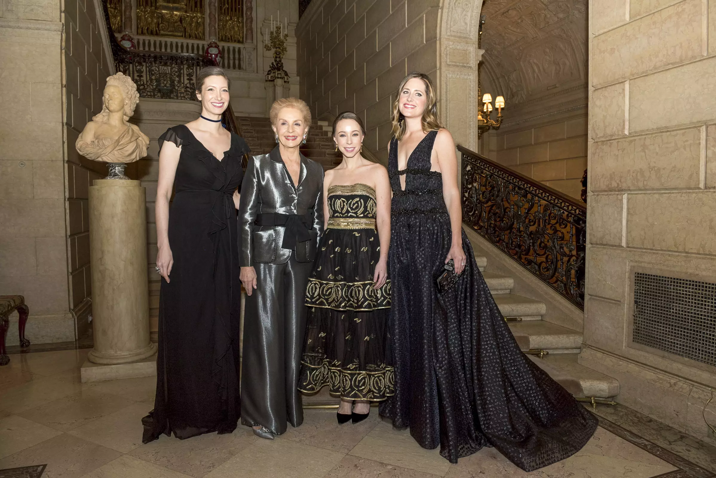 Tutti i look di The Frick Young Fellows Ball 2017 con Carolina Herrera