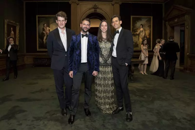 Ҳама намуди зоҳирӣ аз The Frick Young Fellows Ball 2017 бо Каролина Ҳеррера 37149_14