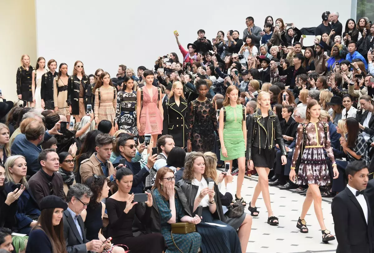 The Daily Roundup: Burberry ລວມສາຍຂອງຕົນ, Chanel ຂະຫຍາຍ E-Commerce Biz