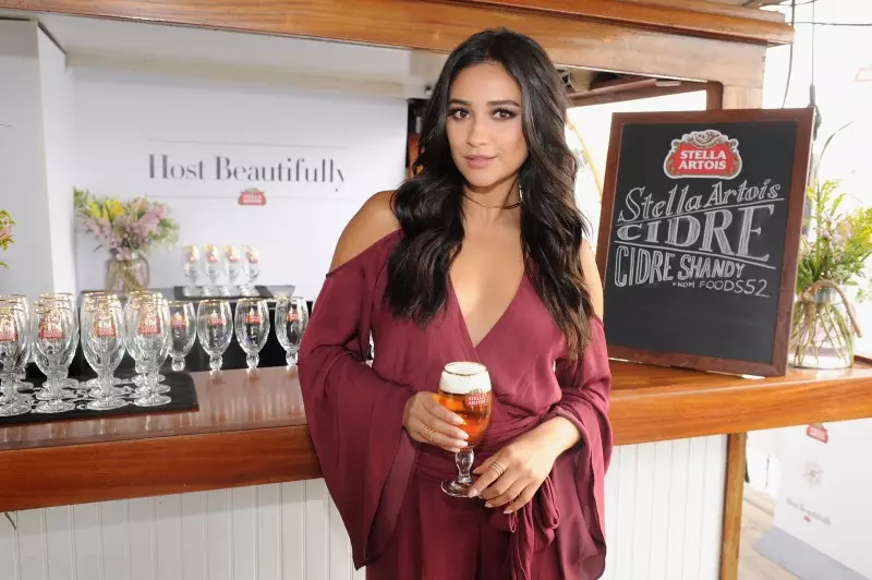 Silava Havînê ya Stella Artois û Shay Mitchell