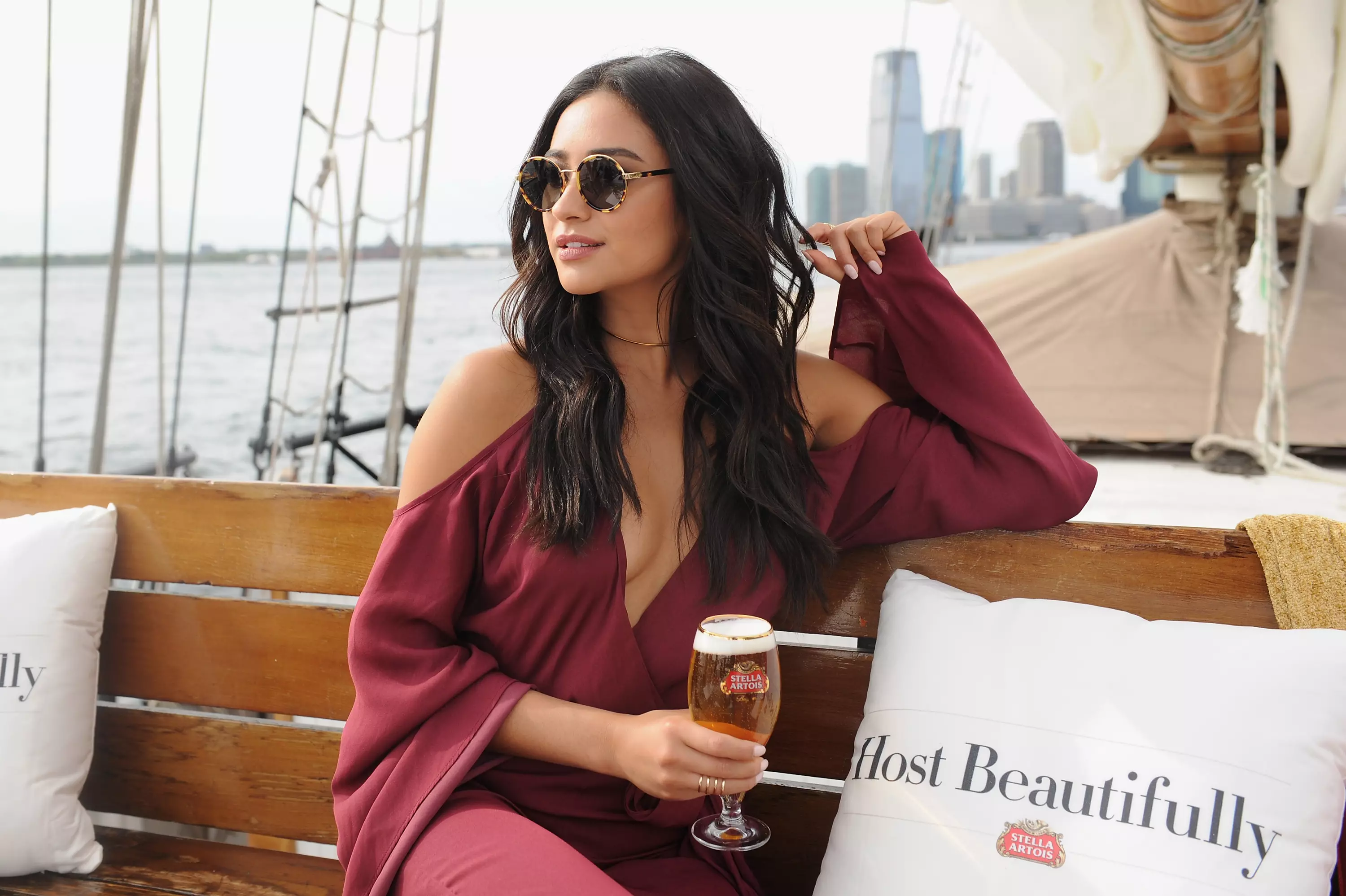 NEW YORK, NY - SETEMA 21: O le tamaitai fai pese o Shay Mitchell na fiafia i se malaga fiafia i se taumafanafana o le talimalo matagofie ma Stella Artois aʻo folau atu i le goto o le Aai o Niu Ioka i le aso 21 o Setema, 2015. Mo nisi fautuaga ma togafiti mo le faʻafeiloaʻi matagofie, mulimuli @ @ StellaArtois. (Ata mai Craig Barritt/Getty Images mo Stella Artois)