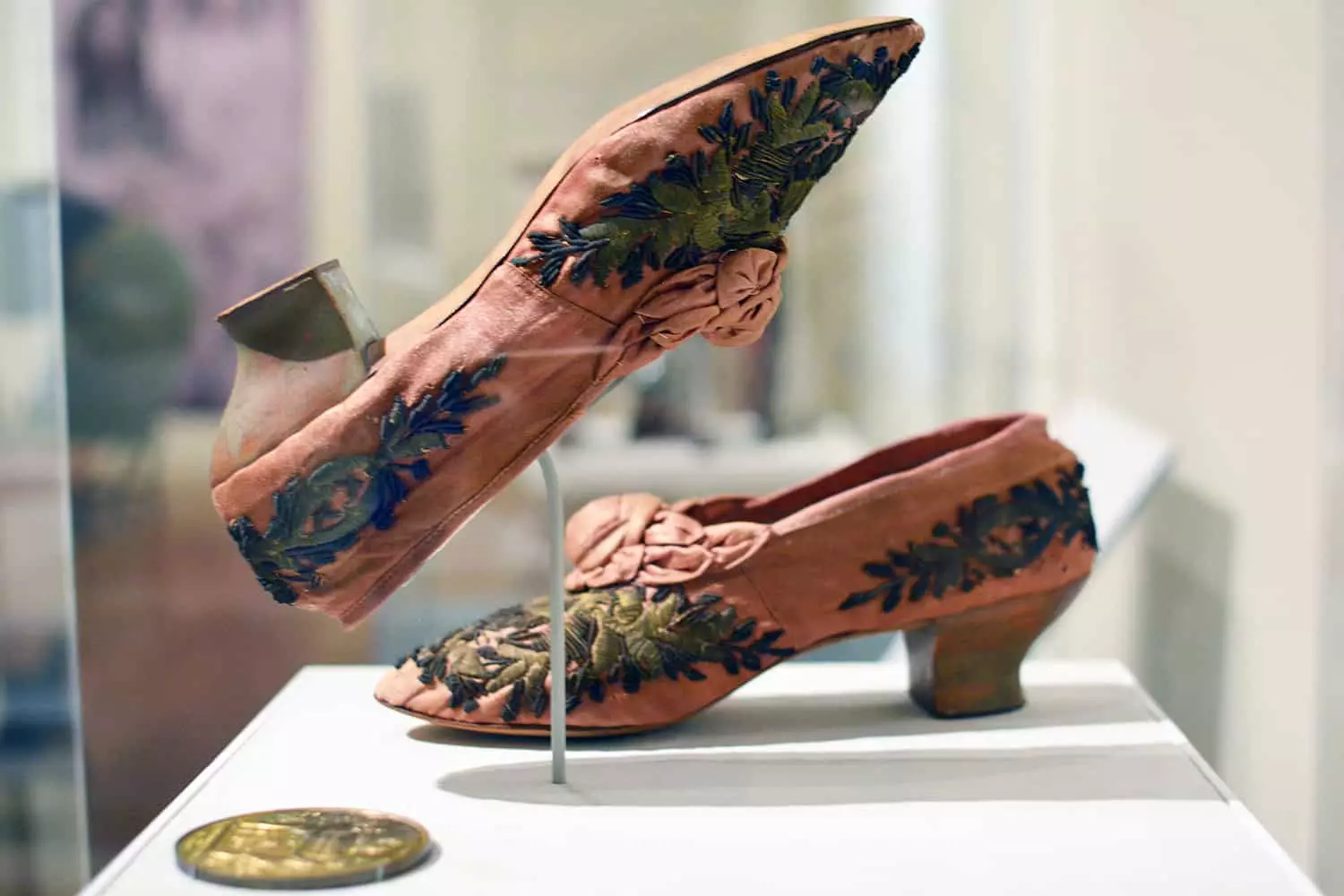 Стюарт Вайцман показує свою приголомшливу колекцію антикварного взуття 3827_4