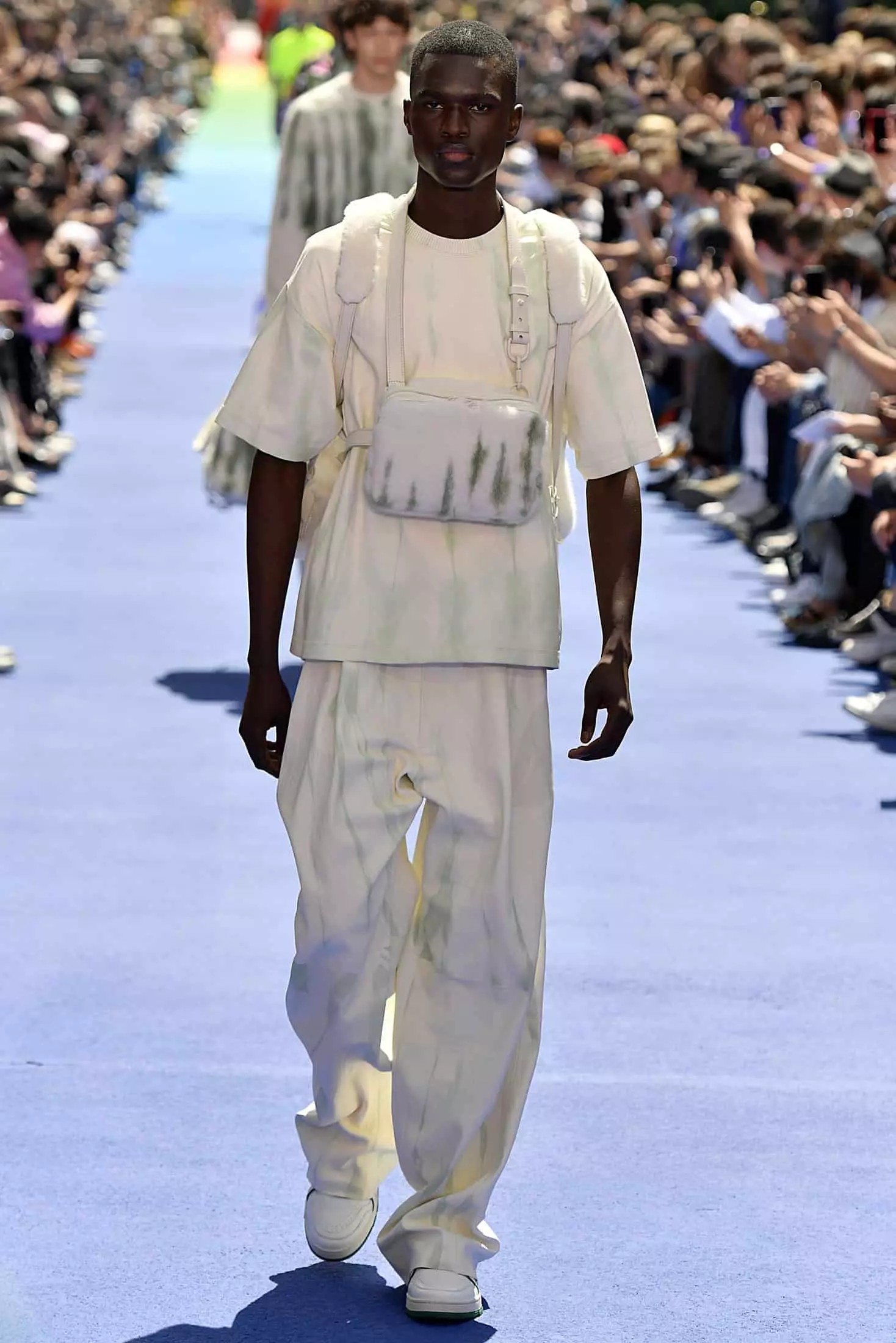 Virgil et Kanye partagent un câlin et un cri au Louis Vuitton Men's Show 38356_9