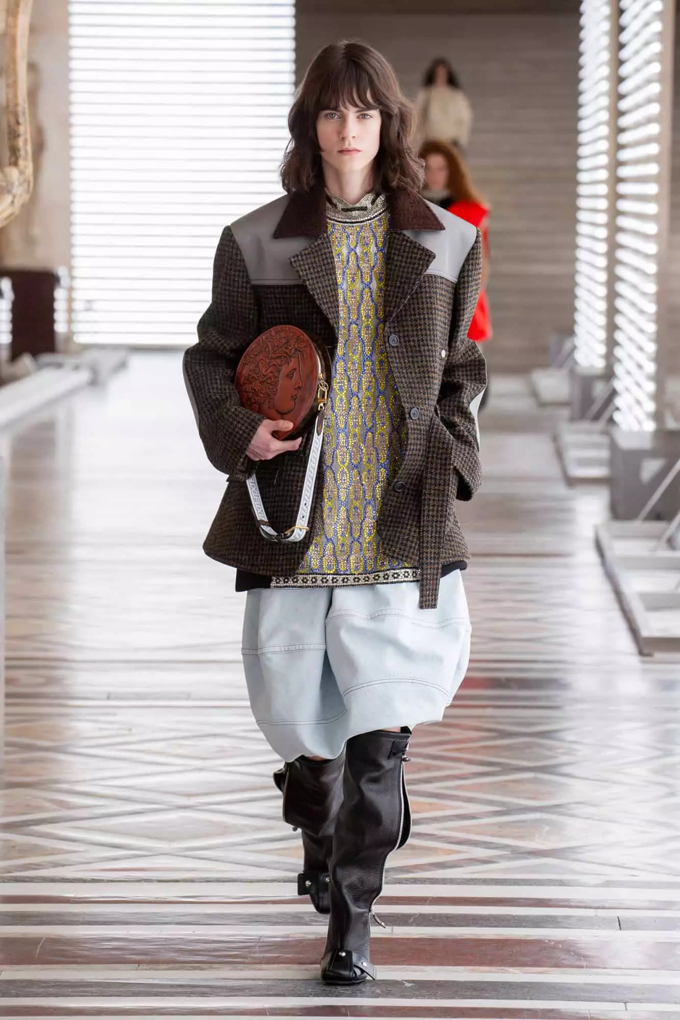 تنورات قصيرة! سافل أهبل! متحف اللوفر! علامة Louis Vuitton Fall '21 تنطلق في شهر الموضة بضجة كبيرة 3846_12