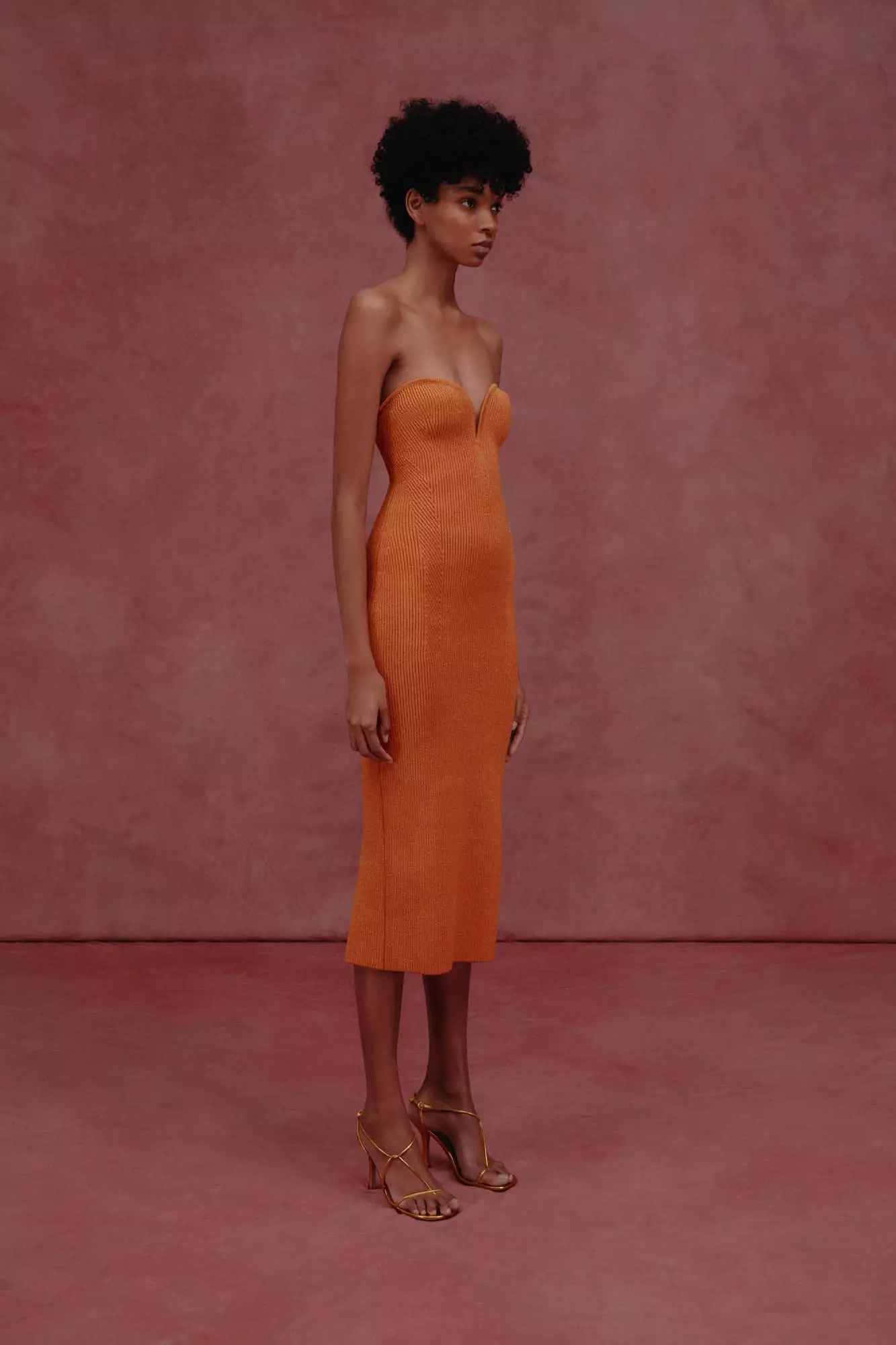 Galvan Pre-Fall '21 ගෙතූ සන්ධ්‍යා ඇඳුම් සඳහා ඒත්තු ගැන්වෙන නඩුවක් කරයි 3848_10