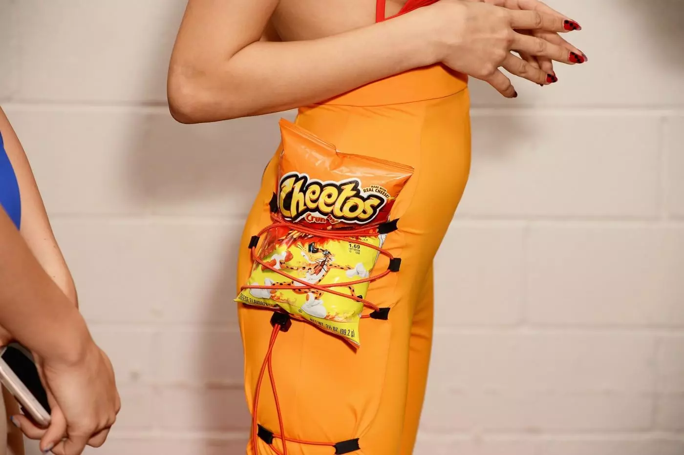 မော်ဒယ်မှ ပြုတ်ကျလာသော ပူပြင်းသော Cheetos အိတ်ကို ကိုင်ရန် ပြေးလမ်းပေါ်သို့ လူတစ်ယောက် ပြေးလာသည်။ 38517_2