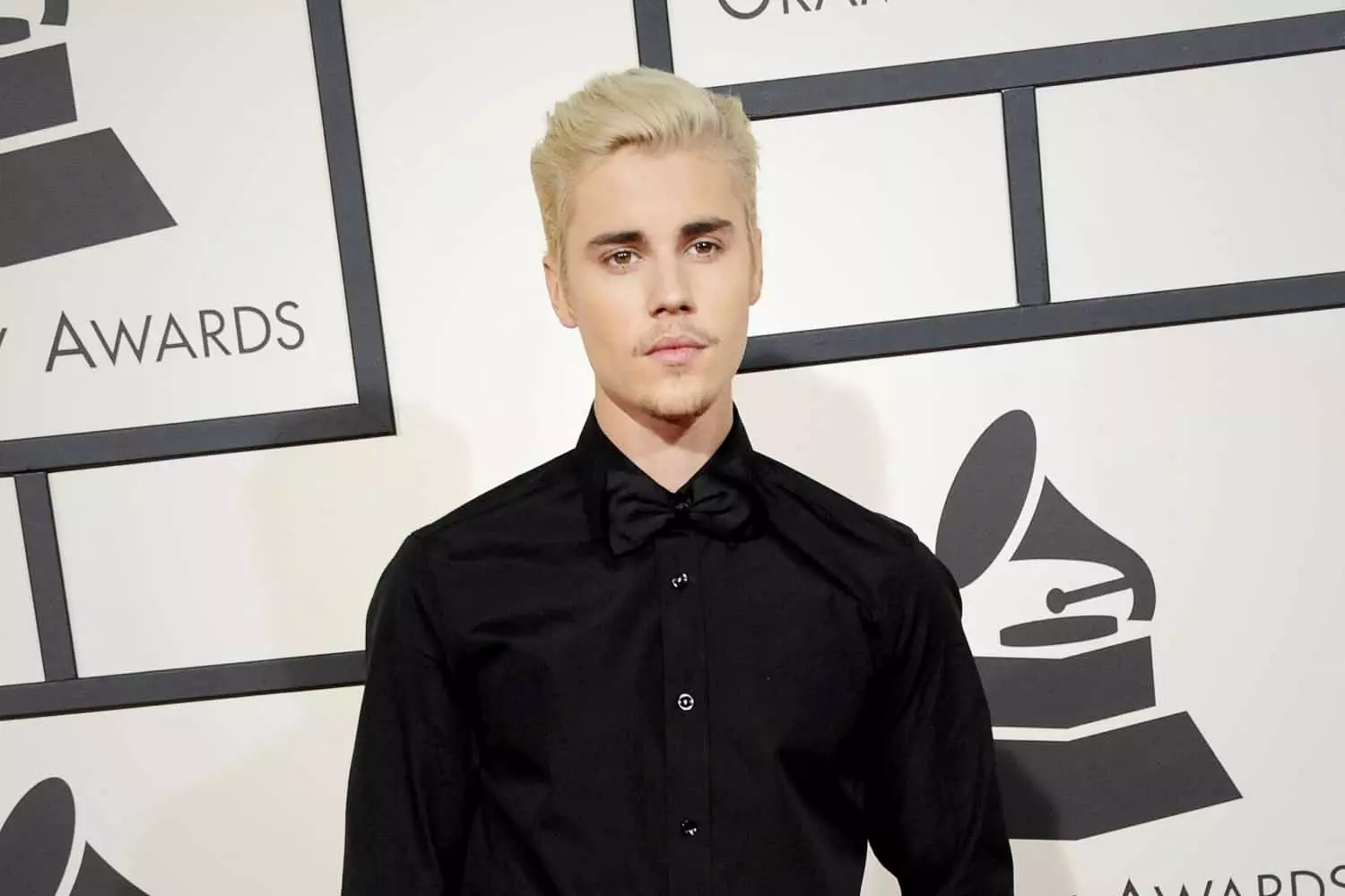 Justin Bieber lansează o linie de îmbrăcăminte unisex