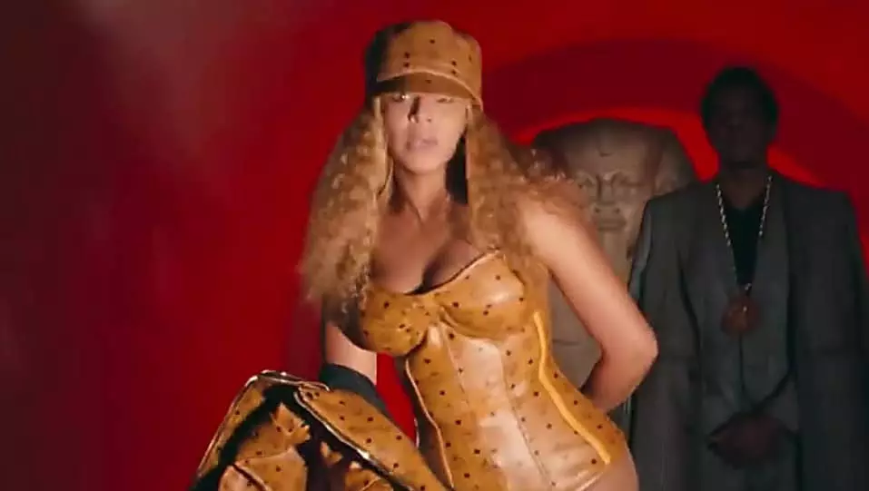 Pamja e personalizuar MCM e Beyonce-s ishte projektuar nga e njëjta grua që e vendosi Lil' Kim në një paste 38741_5