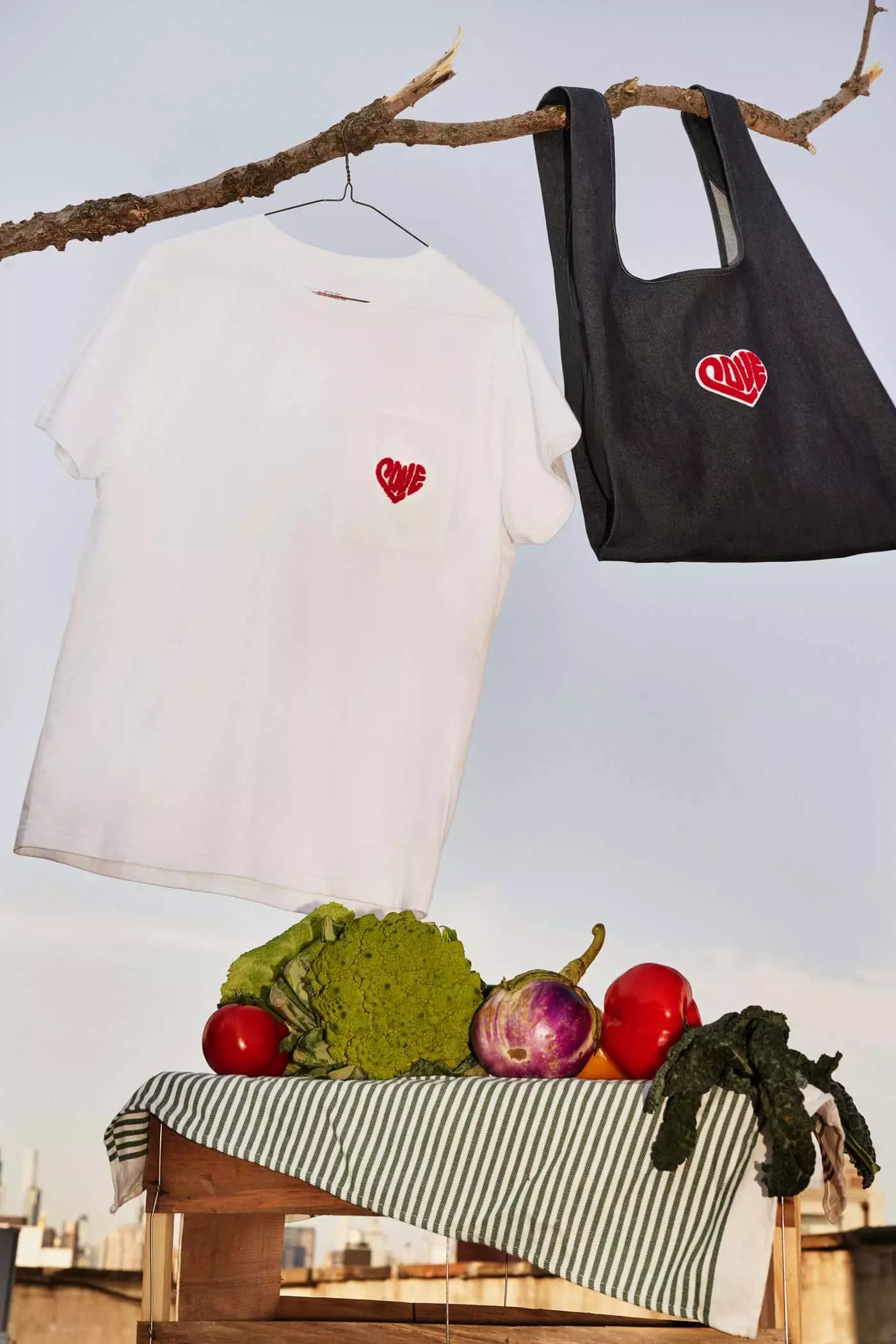 Michael Kors gebruikt hun personeel om het LOVE T-shirt van dit jaar te modelleren 39027_2