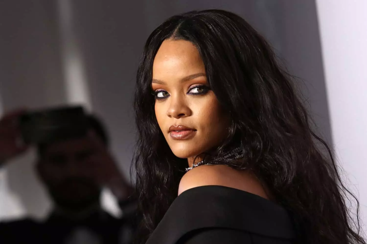 Kommt Fenty Hoer? All Ae sinn op d'Rihanna wéi si nei Marke registréiert