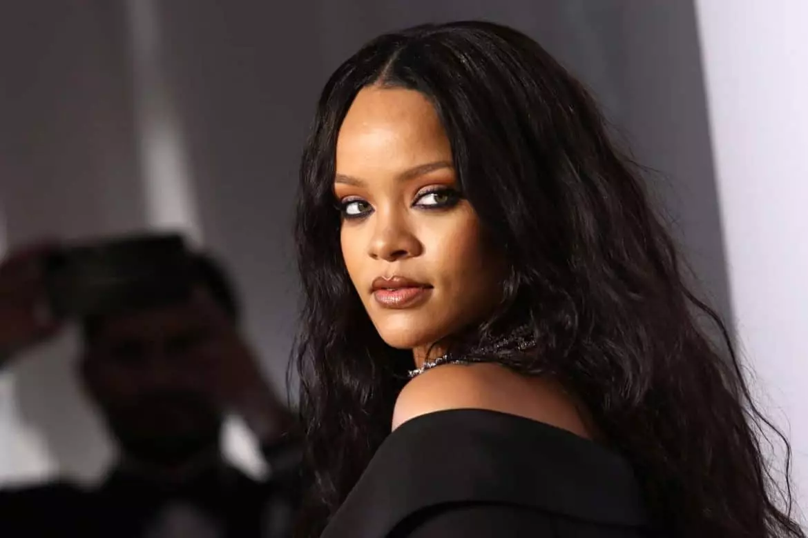 Có phải Fenty Hair Coming? Mọi con mắt đều đổ dồn vào Rihanna khi cô ấy khai báo nhãn hiệu mới 3903_1