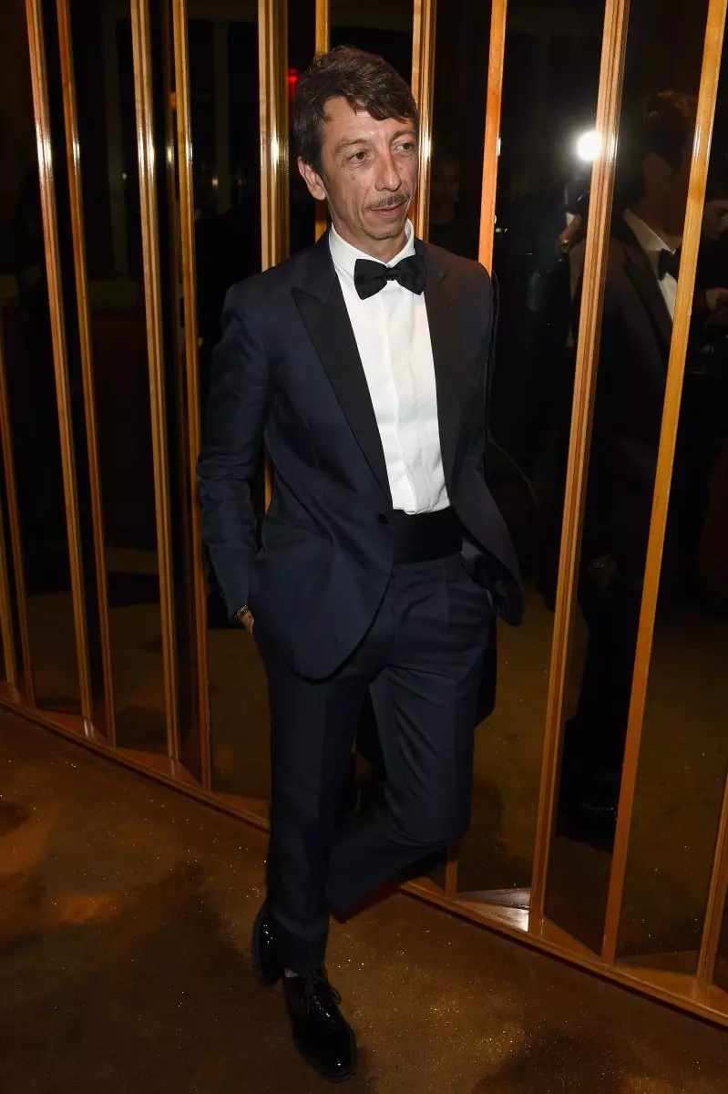 NEW YORK, NY - JUN 01: Pereka fesyen Valentino Pierpaolo Piccioli menghadiri Anugerah Fesyen CFDA rasmi selepas parti Dihoskan bersama oleh Refinery29 di The Top of The Standard pada 1 Jun 2015 di New York City. (Foto oleh Dimitrios Kambouris/Getty Images untuk Penapisan29)